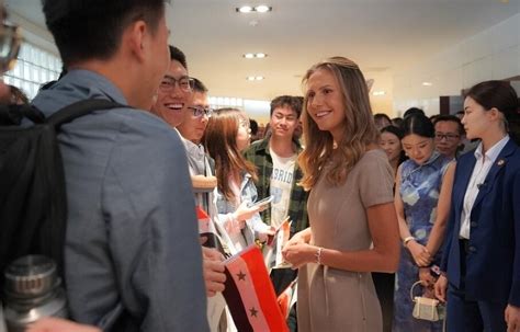 تصاویر وضعیت استقبال دانشجویان از همسر بشار اسد در چین همشهری آنلاین