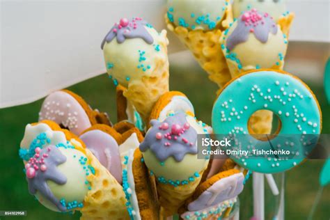 과자 쿠키 및 마 시 맬로 사탕 와플 쿠키와 마카롱 어린이 생일에 과자 개념의 주전자와 맛 있는 캔디 바의 세부 사항 0명에 대한 스톡 사진 및 기타 이미지 Istock