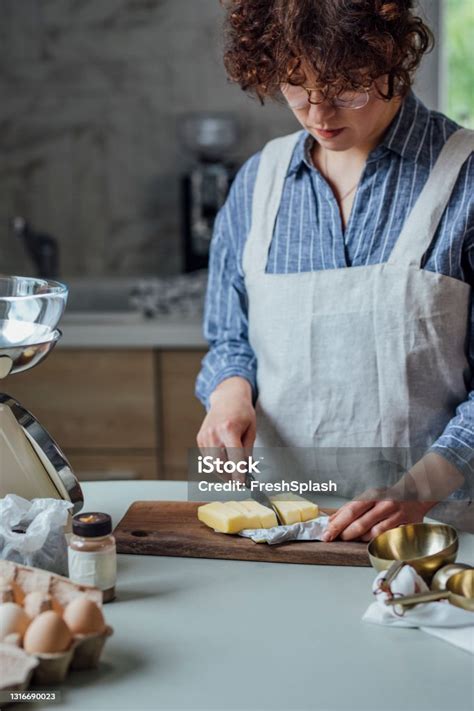 쿠키를 만들기 위해 버터를 사용할 준비를 하는 젊은 여성 30 34세에 대한 스톡 사진 및 기타 이미지 30 34세 Diy 가정 생활 Istock