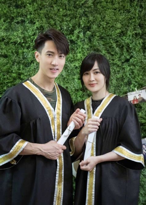吴尊林丽吟20年后重拍学士服合照夫妻俩冻龄同框秀恩爱 和林