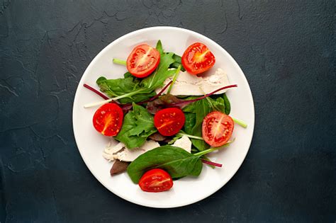 Arugula 양상추 시금치 토마토 및 치킨 필 레의 신선한 잎을 돌에 흰 접시에 샐러드에 섞어 주세요 메뉴판에 대한 스톡 사진 및 기타 이미지 Istock