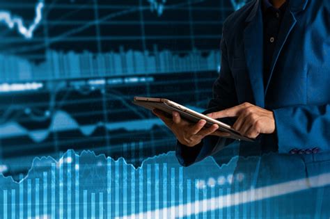 사업가 손가락 금융 태블릿 감동과 은행 금융 주식 시장 무역 지표의 이익 그래프 Ecofin에 대한 스톡 사진 및 기타 이미지 Ecofin 개념 건설 산업 Istock