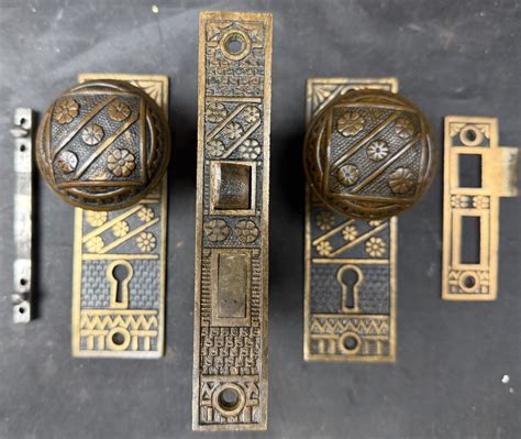 F C Linde Eastlake Victorian Passage Door Knob Set With Plates