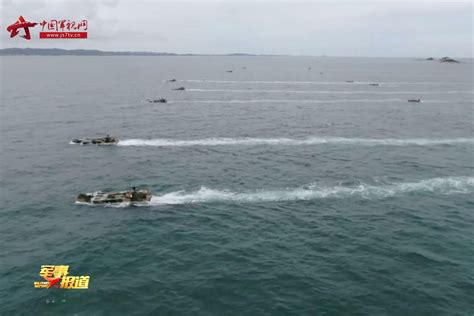 粤东某海域 两栖装甲部队泛海强渡凤凰网视频凤凰网