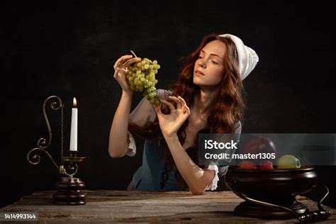 어두운 배경에 고립 된 르네상스 시대의 소녀처럼 긴 곱슬 머리를 가진 젊은 아름다운 빨간 머리 소녀 시대 비교 아름다움 예술 모방 20 24세에 대한 스톡 사진 및 기타