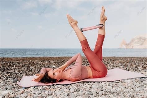 活躍的快樂女人在海灘上練習海上普拉提 照片背景圖桌布圖片免費下載 Pngtree
