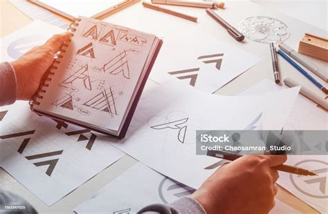 그래픽 디자이너 드로잉 스케치 디자인 크리에이티브 아이디어 초안 로고 제품 상표 라벨 브랜드 아트 워크 그래픽 디자이너 스튜디오 개념입니다 개념에 대한 스톡 사진 및 기타