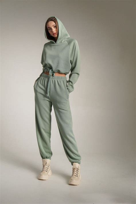 Женское укороченное худи в стиле оверсайз 2021 2022