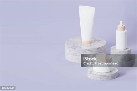 대리석 연단 파란색 배경 3d 일러스트 렌더링에 화장품 제품 템플릿 또는 광고에 대한 모형 병 튜브 및 항아리 0명에 대한 스톡 사진 및 기타 이미지 Istock