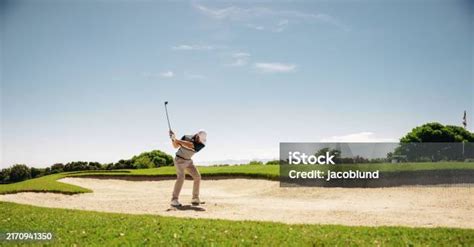 벙커에서 골프 클럽을 휘두르는 남성 골퍼가 경기 중 탈출합니다 골프에 대한 스톡 사진 및 기타 이미지 골프 골프장 골프 선수 Istock