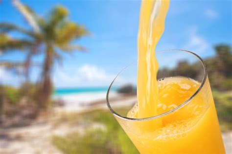 Suco De Laranja Derramando Em Um Copo No Fundo Foto Premium
