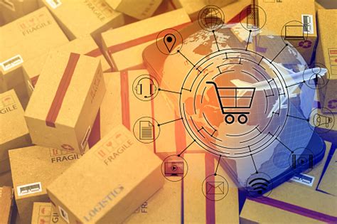 골판지 상자의 더미에 휴대 전화와 세계지도 온라인 쇼핑 또는 전자 상거래 개념에 대한 국제 화물 또는 배송 서비스의 개념 화물 전달 비즈니스 개념 0명에 대한 스톡 사진 및