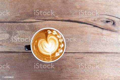 복사 공간이 있는 나무 테이블 배경에 컵에 뜨거운 예술 커피 카푸치노 기업 비즈니스에 대한 스톡 사진 및 기타 이미지 기업