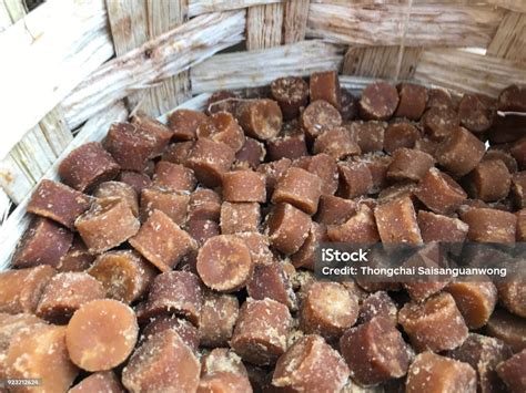 만든 큐브 설탕 사탕수수의 그것은 갈색의 덩어리 이다 그것은 표 백제 달 콤 하 고 향기로운 요리를 또는 차 또는 커피와 같은 음료입니다 0명에 대한 스톡 사진 및 기타