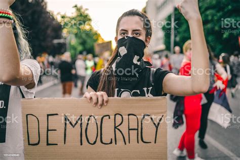 민주주의라는 문구가 적힌 플래카드를 들고 있는 여성 시위대 Revolution에 대한 스톡 사진 및 기타 이미지 Revolution Walkout Protest
