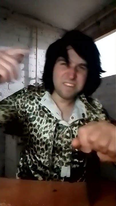 Пожилой Альфа самец учит молодняк взаимодействию с самками урок вводный Youtube