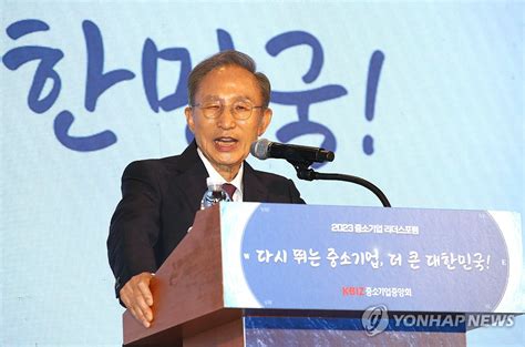 이명박 전 대통령 연말 첫 서예전…모레는 4대강 보 걷기 나무뉴스