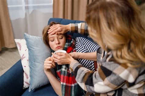 Madre Dando T Caliente A Su Hija Con Fiebre Y Comprobando La Fiebre En La Frente Foto Premium