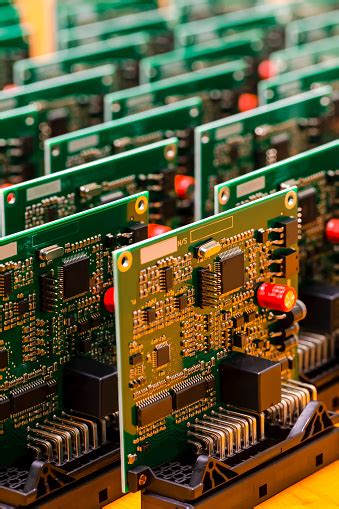 납땜 표면 장착 부품생산 자동차 인쇄 회로 기판의 클로즈업 이미지 세로 이미지 컴포지션 0명에 대한 스톡 사진 및 기타 이미지 0명 개발 납땜이 된 Istock