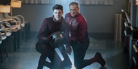 The Flash Somethings Wrong With Barrys Costume In New Photos