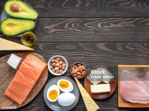 오른쪽 상단 모서리에 카피 스페이스와 나무 배경에 Ketogenic 다이어트 제품의 선택 개념에 대한 스톡 사진 및 기타 이미지 개념 개념과 주제 건강한 생활방식