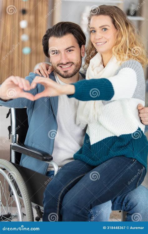 Hombre En Silla De Ruedas Forma El Corazón Con La Mano De Las Novias