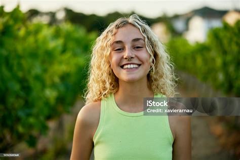 Photo Libre De Droit De Portrait Dune Femme À La Fin De Ladolescence
