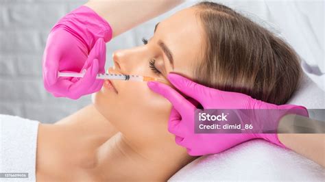 미용사는 아름다운 여성의 얼굴에 주름 주사를 젊어지게합니다 뷰티 살롱에서 여성 미용 실약 2명에 대한 스톡 사진 및 기타 이미지 Istock