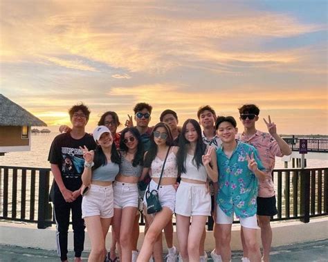 අවුරුදු 25 ට අඩු කොල්ලෝ කෙල්ලෝ Facebook