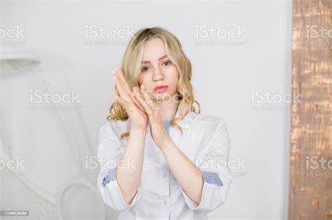 예쁜 젊은 금발의 백인 여성 의사 미용사 미용사 현대 화장품 센터에서 실내 카메라에 포즈의 반 길이 초상화 건강관리와 의술에 대한 스톡 사진 및 기타 이미지 Istock