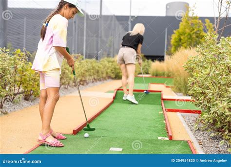 Moeder Speelt Met Haar Schattige Dochter Mini Golf Op Speelplein Buiten Stock Foto Image Of