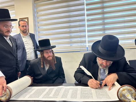 משה ויסברג On Twitter האדמור מקאליב הגיע כעת לשכתו של הרב הראשי לישראל הגרד לאו לכתיבת אות