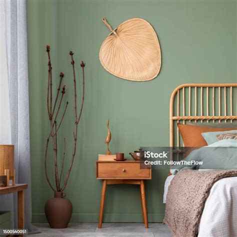 대나무 침대 현대적인 침구 야간 테이블 및 세련된 액세서리가있는 우아한 침실 인테리어 디자인 유칼립투스 벽 템플렛 공간을 복사합니다 0명에 대한 스톡 사진 및 기타 이미지