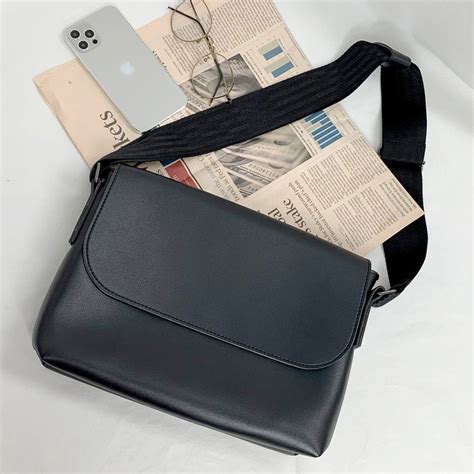 포유얼즈 가벼운 미니 크로스백 20대 대학생 직장인 캐주얼 메신저백 가방 태블릿가방 위시버킷