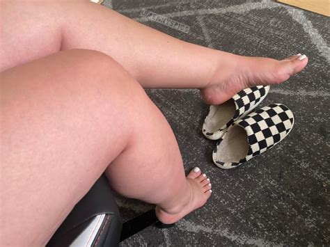 I Love Showing Off My Thick Thighs And Chubby Feet Rbbwfeet