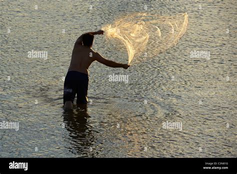 Throwing Cast Net Hi Res Stock Photography And Images Alamy