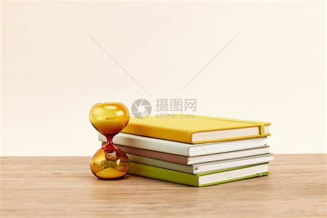 书本与沙漏静物高清图片下载 正版图片 摄图网