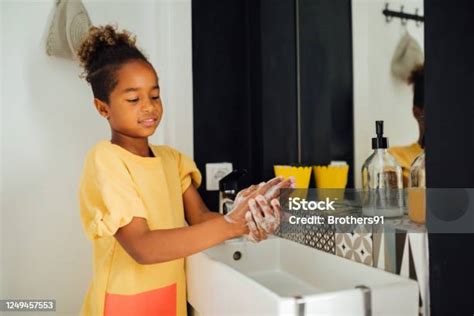 그녀의 손을 씻는 작은 아프리카 계 미국인 소녀의 클로즈업 손 씻기에 대한 스톡 사진 및 기타 이미지 손 씻기 아이 소녀