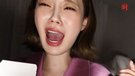 더쿠 오밤중에 언니 몰래 치킨 먹는 허영지 ㅋㅋㅋ