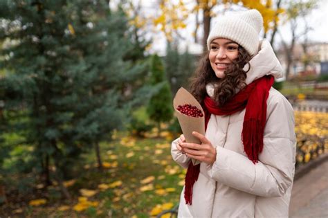 Vista Lateral Mujer Sonriente Con Bayas Foto Gratis