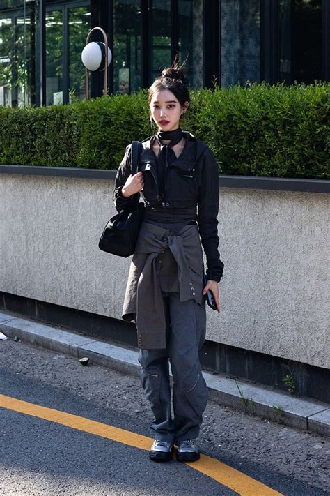 오늘자 스트리트 패션 서울의 독특한 개성 패션 디자이너 옷 고딕 스타일