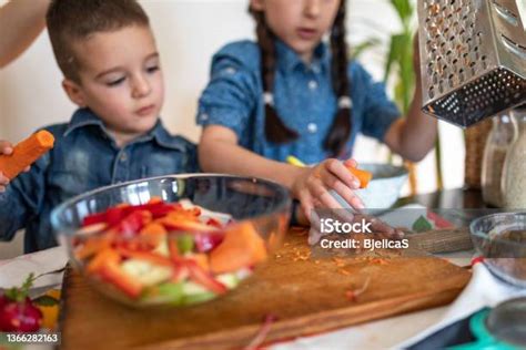 야채와 함께 건강한 샐러드를 준비하는 아이들 음식 재료에 대한 스톡 사진 및 기타 이미지 음식 재료 혼합 2 3 살 Istock