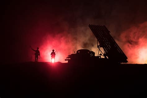 화재 구름과 로켓 발사 밤에 우울한 하늘을 겨냥한 탄두로 로켓 미사일로 전투 장면 전쟁 배경에 소련 로켓 발사기 공격성에 대한 스톡 사진 및 기타 이미지 Istock