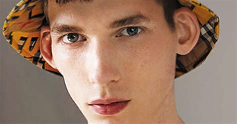 낚시모자에서 핫 아이템으로 벙거지 화려하게 돌아오다