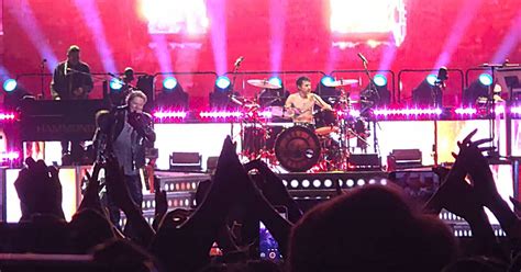 Guns N Roses Faz 1º Show Com Novo Baterista Isaac Carpenter Veja