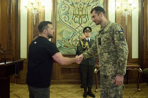 Участь Президента у врученні державних нагород з нагоди Дня військ звязку ЗСУ — Офіційне