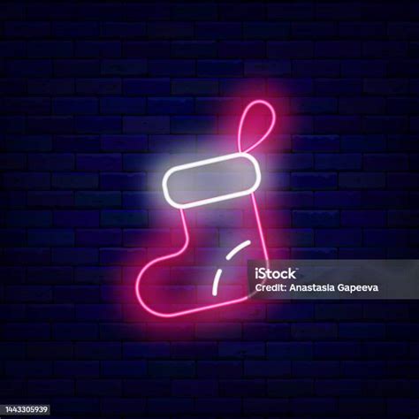 크리스마스 양말 네온 아이콘입니다 놀라움을 선물하십시오 핑크 캔디 기호입니다 새해 복 많이 받으세요 그리고 메리 크리스마스 벡터