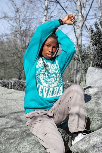 공원에서 돌 위에 포즈를 취하는 머리띠를 한 아프리카 인종의 젊은 여성 나무에 대한 스톡 사진 및 기타 이미지 나무 낮 다중 색상 Istock