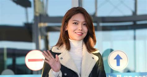 [사진]소녀시대 수영 시원시원한 손인사