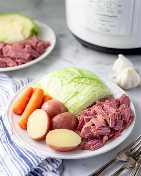 Crockpot Corned Beef And Cabbage Recipe Fasttastykitchen